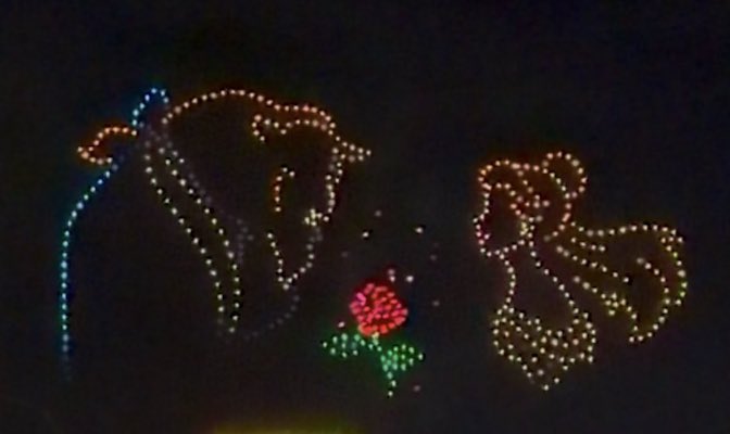 ロマンチックなはずなのに！（笑）美女と野獣のドローンショーを撮ったら | COROBUZZ